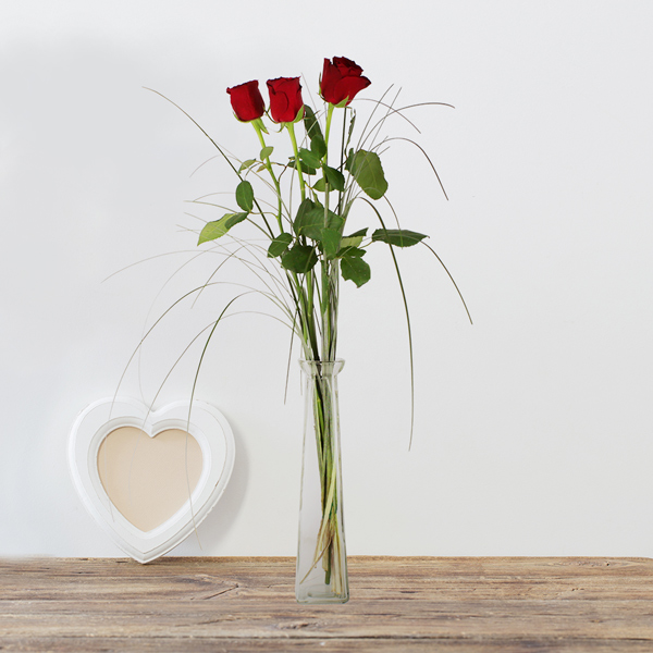 Bouquet de roses "3 ROSES ROUGES + SOLIFLORE" - Livraison Express ...