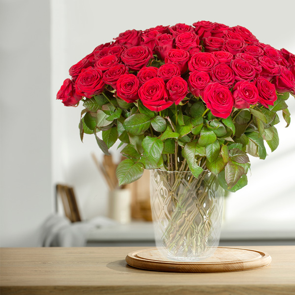 Bouquet de roses "67 GRANDES ROSES ROUGES" - Livraison Express | Florajet